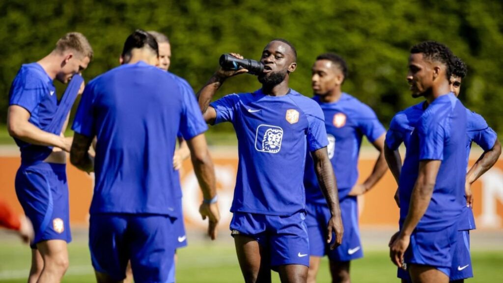 Barcelona considering promising Dutch international for right-back position