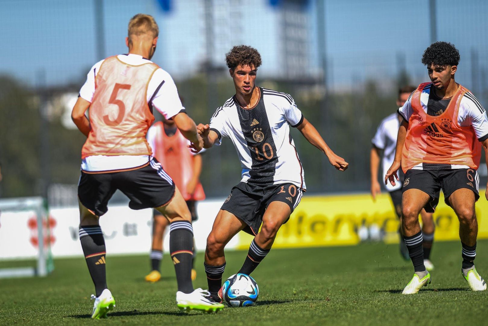 Barcelona maintain full faith in 17-year-old German prodigy - report